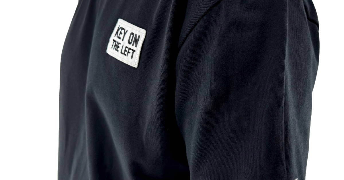 T-Shirt Key on the left "Badge" Black - elferspot.com - Elferspot Shop